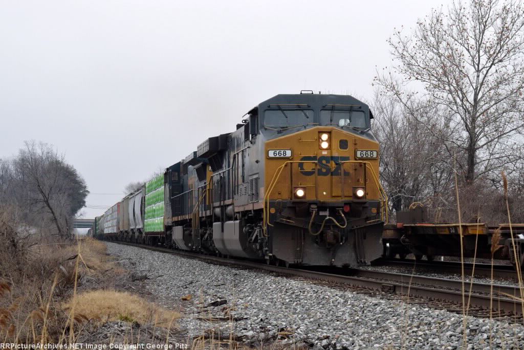 CSX 668 and train Q439